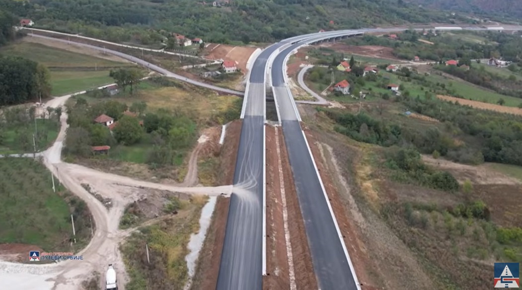 Ozonpress Kinezi zakopali automobilske gume ispod auto-puta u izgradnji ...